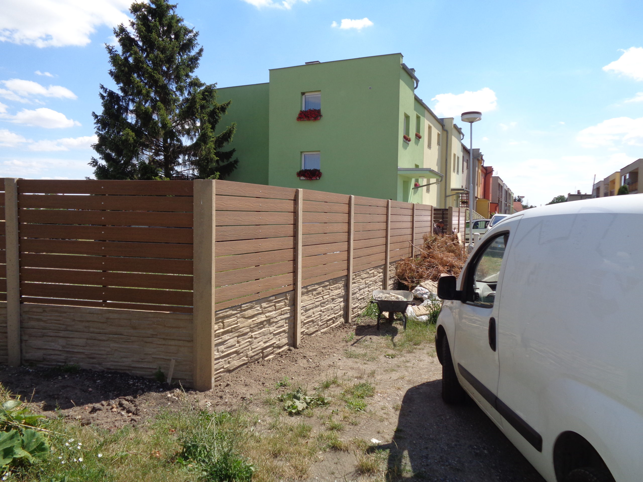 Plastový plot | plot z plasových dílců | Stavební firma Ploty česko